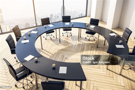 원탁 의자 도시가 내려다보이는 대형 창문이 있는 탁 추지 가구가 비치된 회의실입니다 3d 렌더링 이사회실에 대한 스톡 사진 및