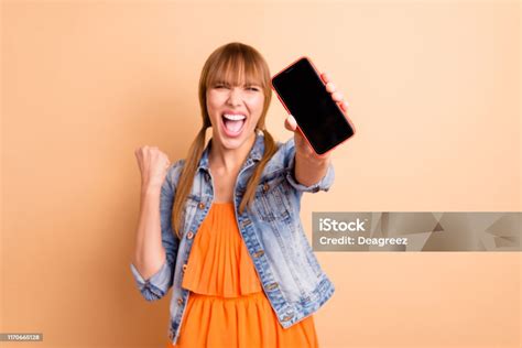 미친 아가씨 와 전화 손 조언 구매 용 저렴한 가격 착용 캐주얼 복장 고립 된 베이지 색 배경 경외감에 대한 스톡 사진 및 기타 이미지 Istock