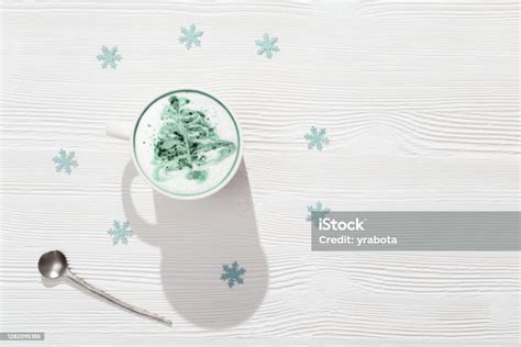 블루 종이 장식 눈송이와 흰색 테이블에 큰 찻잔에 새해 나무 예술라떼 겨울 커피 뜨거운 음료와 배경 0명에 대한 스톡 사진 및 기타 이미지 Istock
