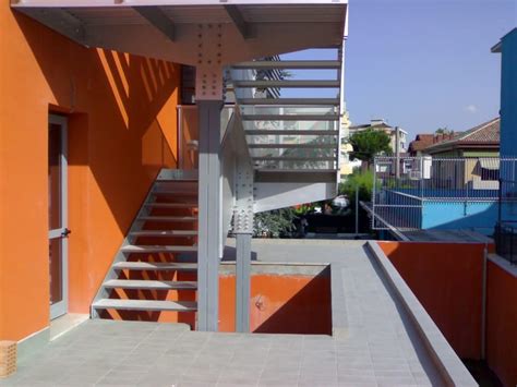 Scala Antincendio In Alluminio Con Struttura Centrale SCALA DI SICUREZZA A STRUTTURA CENTRALE