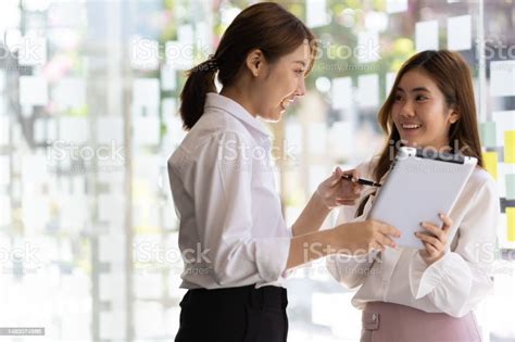 사무실에서 토론하는 행복한 사업가 동료 조직 내 사람들의 협업 및 참여를 계획합니다 18 19세에 대한 스톡 사진 및 기타 이미지 18 19세 2명 Staff