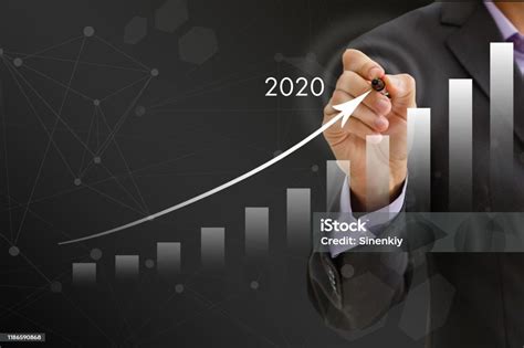 2020 년 개념의 성장 성공 사업가 계획과 그의 사업에 긍정적 인 지표의 증가 개념에 대한 스톡 사진 및 기타 이미지 개념 개발 개선 Istock