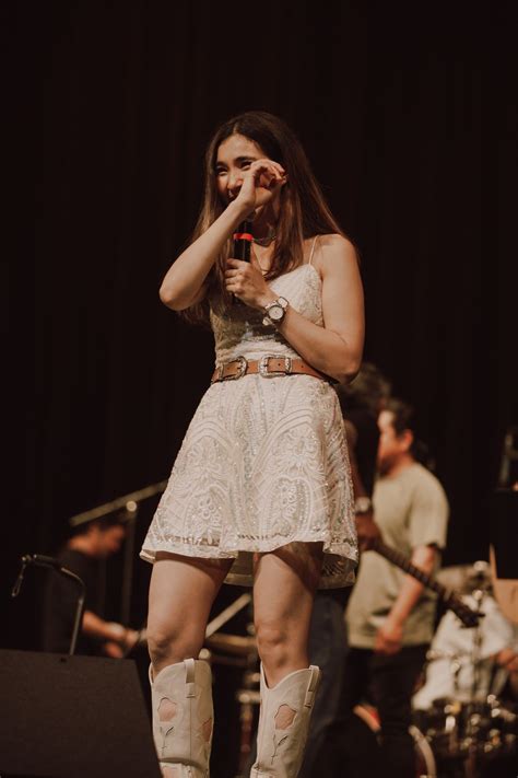 Chit ငိုစရာတွေမှာအတူ လိုက်လို့ငိုမယ် ရယ်စရာတွေမှာ အတူ ဟားတိုက်ရယ်မယ