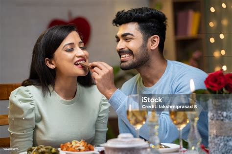 발렌타인 데이 데이트 동안 남자 친구로부터 초콜릿을 한 입 먹는 행복한 소녀 결혼 기념일 낭만적 인 순간과 공생의 개념 레스토랑에 대한 스톡 사진 및 기타 이미지 Istock