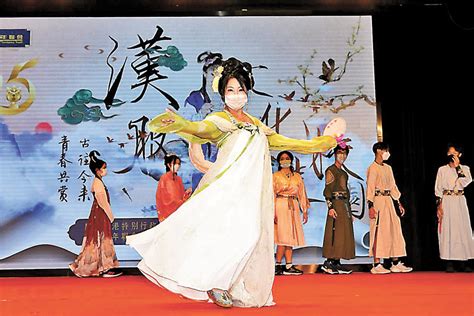 華服走秀識國情 學生登台展自信 香港 香港文匯網
