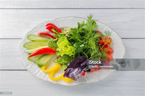 오이 토마토 파프리카 양상추 딜과 흰 접시와 나무 테이블에 허브와 야채 조각 상위 뷰 0명에 대한 스톡 사진 및 기타 이미지 Istock
