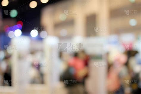 模糊的背景。模糊的人走