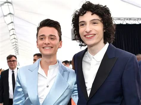 Создать мем ноа шнапп милли бобби браун и ноа шнапп и финн вулфорд финн вулфхард 2022