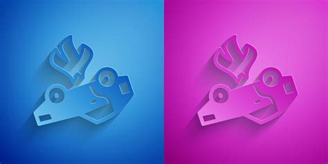 종이를 잘라낸 불타는 자동차 아이콘은 파란색과 보라색 배경에 분리되어 있습니다 불타는 차 화재와 연기로 뒤덮인 고장난 자동차