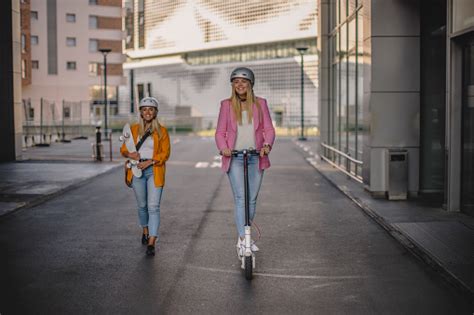 여성 동료 근로자가 도보 및 전기 스쿠터 스톡 사진 작업하기 위해 출퇴근합니다 20 29세에 대한 스톡 사진 및 기타 이미지 20 29세 25 29세 2명 Istock