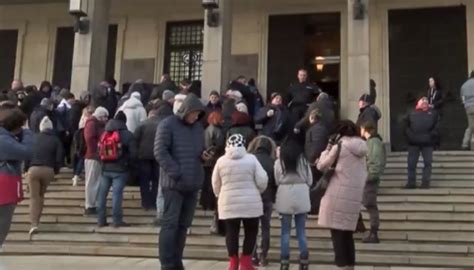 Цяла нощ опашка пред БНБ за монета с Христо Ботев Информационна агенция ПИК