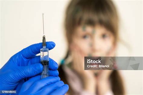 두려워하는 어린 소녀에게 주사기로 예방 접종 주사를 준비하는 의사 학교 개념에서 아이들의 예방 접종 간호사에 대한 스톡 사진 및 기타 이미지 Istock