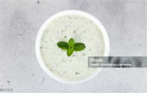 회색 콘크리트 배경에 오이 허브 다히 요구르트가 있는 전통적인 인도 라이타 위에서 본 모습 흰색 그릇에 그리스 짜찌키 소스 0명에 대한 스톡 사진 및 기타 이미지 Istock