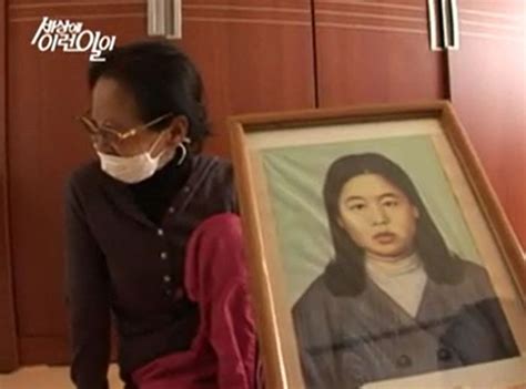 Mất con trai sau khi sinh con gái người mẹ bắt đầu che đi gương mặt mình trong năm đến