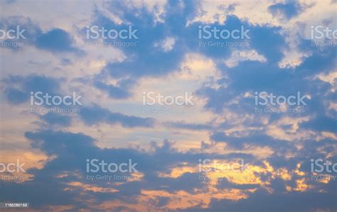 하늘과 구름이 일몰 시간에 석양을 비추는 주황색 따뜻한 빛이 구름을 통해 빛을 퍼뜨리고 있습니다 배경 이미지입니다 0명에 대한 스톡 사진 및 기타 이미지 Istock