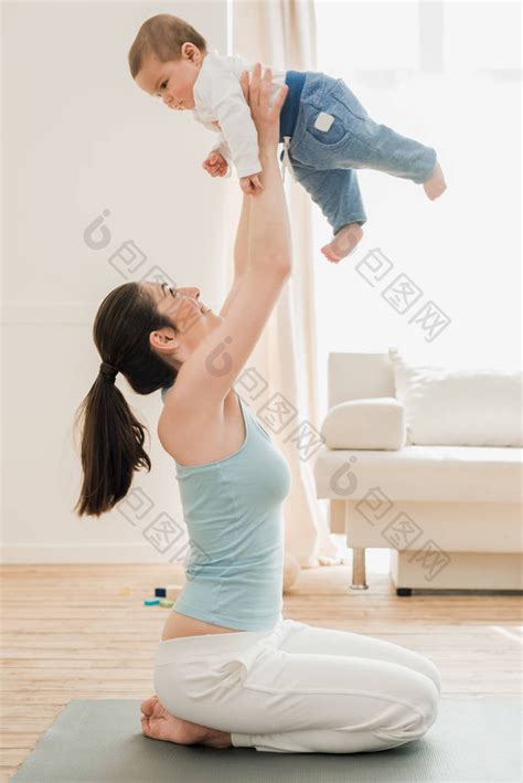 一个年轻的母亲和两个年幼的儿子的嘻哈风格 包图企业站