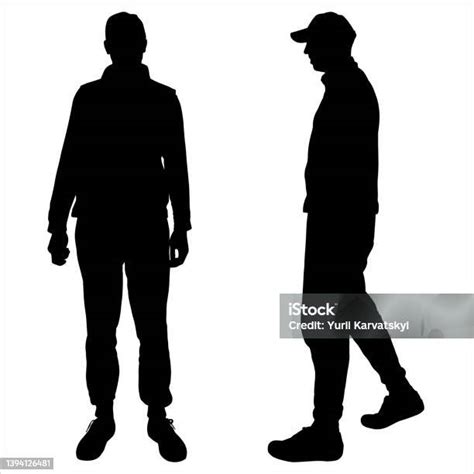 흰색 배경에 고립 된 남자의 검은 실루엣 남자 젊은 남자는 정면 위치에서 움직이지 않고 똑바로 서 있습니다 프로필 위치에서 움직이는 남자 모자와 운동복을 입은 남자 실루엣에