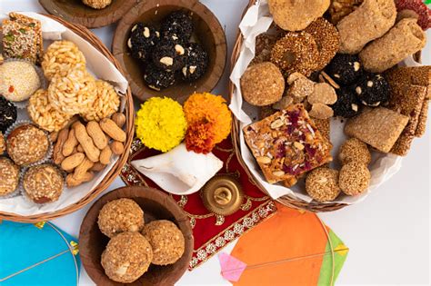 인도 겨울 진미 즉 틸굴 틸 미타이 가작 치키 틸쿠트 파탕 피르키 땅콩 추수 축제 마카르 산크란티 로리 우타라얀 마기 푸쉬 산크란티 또는 마그 비후 테마 0명에 대한 스톡