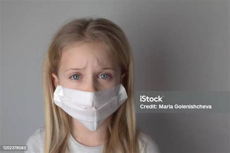 회색 배경에 그의 얼굴에 의료 마스크와 함께 작은 금발 8 세의 초상화 가까이 공간을 복사합니다 A형 인플루엔자 바이러스에 대한 스톡 사진 및 기타 이미지 Istock