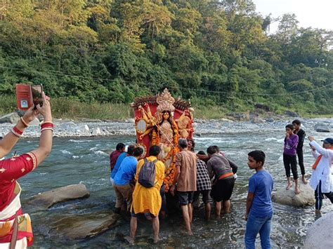 Farewell To Maa Durga With Playing Of Vermillion सिंदूर खेला के साथ मां