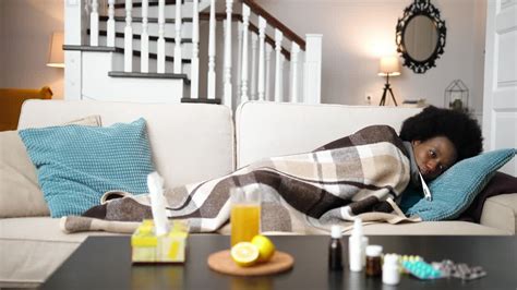 무료 스톡 영상 아프리카 계 미국인 여성 매우 아프고 온도계를 입에 넣고 소파에 누워