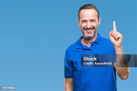 중간 나이 격리 된 배경에 보여주는 고 손가락 번호 하나 웃 고 하면서 자신감과 행복 가리키는 노인의 수석 남자 가리키기에 대한 스톡 사진 및 기타 이미지 Istock