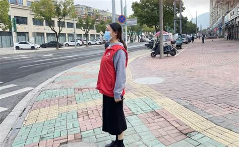 这所小学的胆剑先锋队党员志愿者穿上红马褂行走在马路边 财经头条
