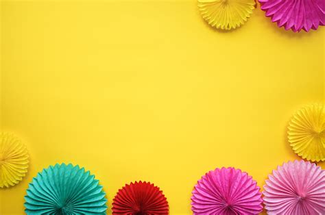 노란 테이블 평면도에 다른 종이 꽃 축제 또는 파티 배경입니다 플랫 레이 스타일입니다 텍스트의 공간을 복사 합니다 생일 인사말 카드입니다 0명에 대한 스톡 사진 및 기타