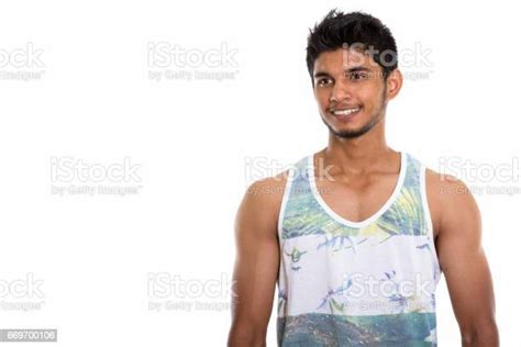 행복 한 인도 젊은이 웃 고 거리에서 보면서 생각의 스튜디오 샷 20 24세에 대한 스톡 사진 및 기타 이미지 20 24세 20 29세 계획 Istock