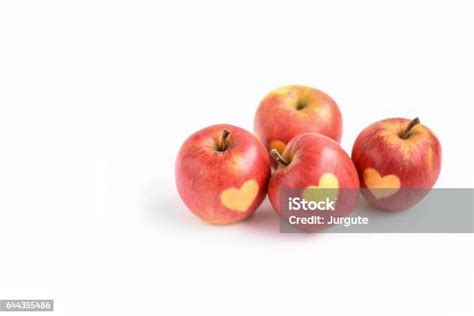 흰색 배경 심장학 휴일 및 건강 개념에 마음의 모양과 고립 된 붉은 사과 개념과 주제에 대한 스톡 사진 및 기타 이미지