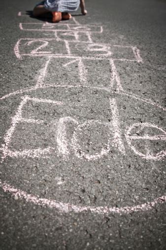 여자아이 그림이요 돌차기놀이 대한 교정 및 아스팔트 돌차기놀이에 대한 스톡 사진 및 기타 이미지 돌차기놀이 1 2 Istock