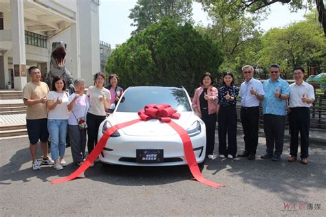 遊雲林抽百萬特斯拉今交車 幸運得主家人陪同歡喜領車