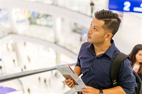 아시아 남자 사무실 공항 터미널에는 배낭 여행자를 위한 비행기를 기다리는 공항 건물 안에 행복 한 미소 여행 개념입니다 가방에 대한 스톡 사진 및 기타 이미지 Istock