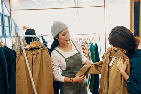 부티크에서 의류에 대 한 중반 성인 여성 고객의 쇼핑을 돕는 소매 상점 점원 판매 사원에 대한 스톡 사진 및 기타 이미지 판매 사원 상점 소매 소비자주의 Istock