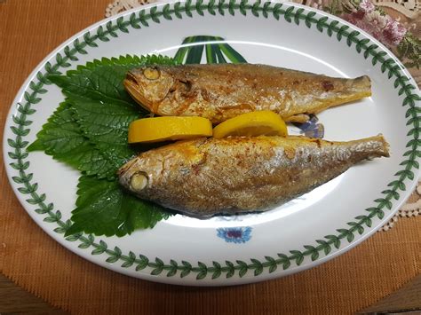 조기 구이 후라이팬에 튀겨주기 밀가루 묻쳐 노릇하게 바삭하면서 속촉