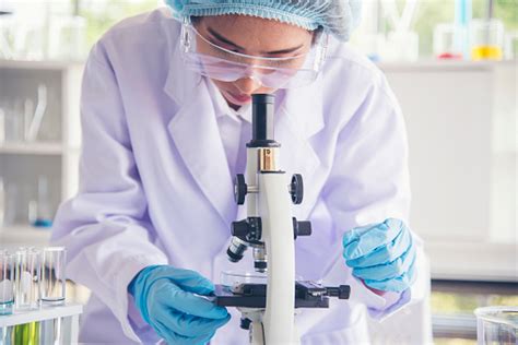 실험실에 있는 여자 과학자는 과학 현미경 의학 시험 및 연구 생물학 화학을 봅니다 과학 약국 유전 연구를 분석하는 여성 기술자 실험실 화학 의료 테스트 실험실 25 29세에