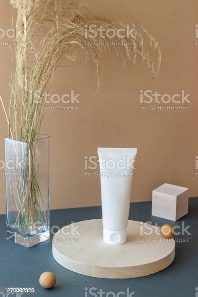 베이지 색 배경에 튜브에 화장품 크림 천연 화장품 스킨케어 모형 공간을 복사합니다 0명에 대한 스톡 사진 및 기타 이미지 0명 각질제거 갈색 Istock
