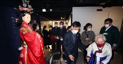 조선의 왕비와 친잠례 특별전 찾은 고종황제의 손녀