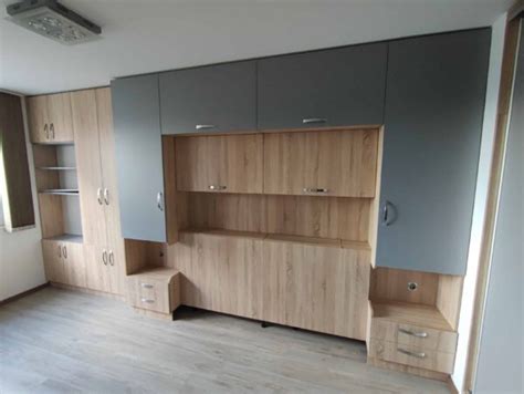 Гардероб по поръчка в дървесно и сиво