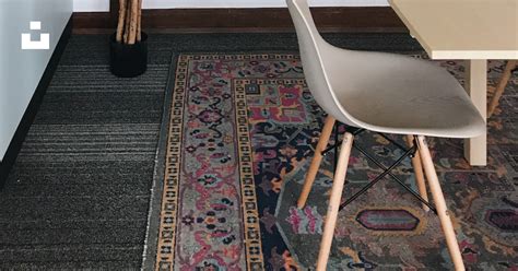 갈색 나무 테이블에 녹색 식물 사진 Unsplash의 무료 캔자스시티 이미지