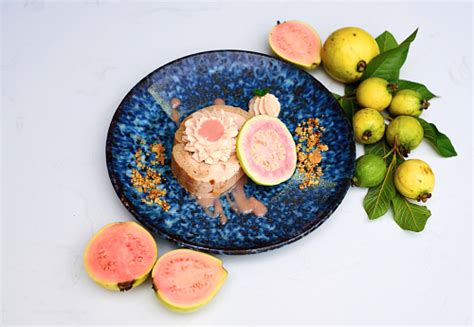 잘 익은 구아바 과일과 함께 밝은 배경에 파란색 접시에 구아바 롤 케이크 0명에 대한 스톡 사진 및 기타 이미지 0명 건강한 생활방식 건강한 식생활 Istock