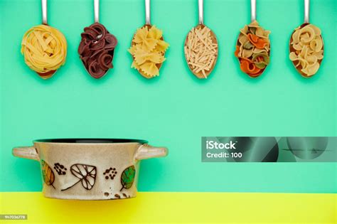 원시 색된 Tagliatelle 스파게티와 파스타 노란색 플랫 레이 배경에 녹색 절연 검은 냄비에 금속 숟가락에 0명에 대한 스톡 사진 및 기타 이미지 Istock
