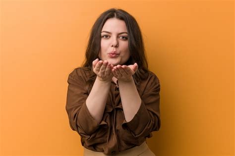 Jeune Femme Russe Bien Roul E Pliant Les L Vres Et Tenant Les Paumes Pour Envoyer Un Baiser