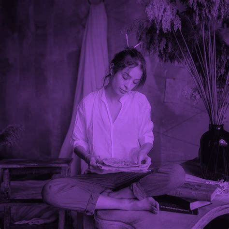 عکس پروفایل بنفش دخترانه مجله نورگرام Book Photography Instagram