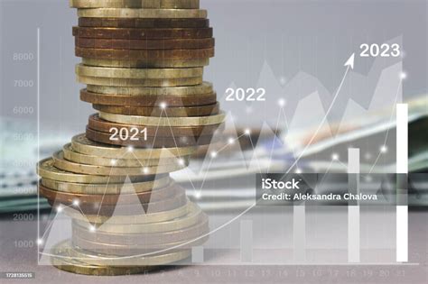 동전은 회색 배경에 2024년에 증가하는 수익을 보여주는 재무 차트와 함께 100달러 지폐를 쌓고 쌓입니다 금리는 계속 증가하고