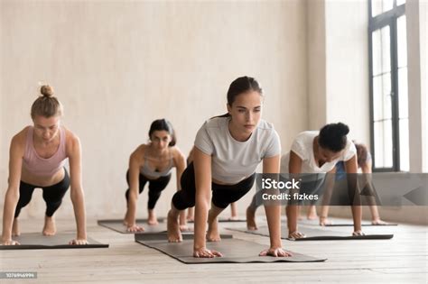 요가 팔 굽 혀 펴기 또는 보도 Ups를 연습 하는 사람들의 그룹 널판지 자세에 대한 스톡 사진 및 기타 이미지 널판지 자세 복부 근육 여자 Istock