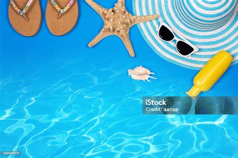 해변 휴가 여름 세트 줄무늬 햇볕 여성 샌들 조개 선글라스 자외선 차단제 및 불가사리가 바다 파도의 질감과 함께 파란색 배경에 평평한 누워 있습니다 개념에 대한 스톡 사진