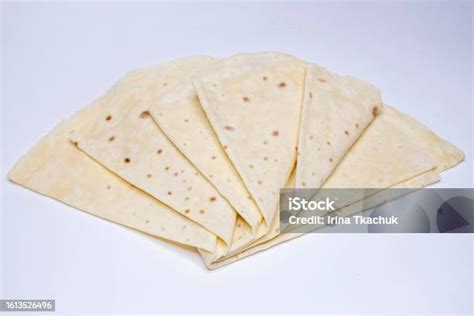 아제르바이잔 Lavash는 하얀 탁자 위에 놓여 있습니다 Lavash의 평면도 밀가루로 굽기 국민 빵 얇은 밀 빵 건강한 식생활에 대한 스톡 사진 및 기타 이미지 Istock