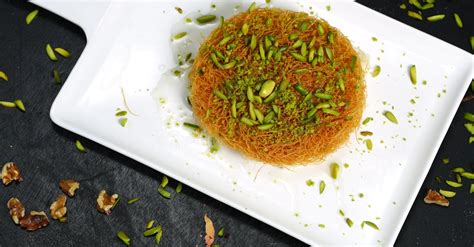 Flavorful 가정식 건강한 검은색 배경 견과류 맛 고급 디저트 고명 구운 다채로운 달콤한 달콤한 대접 도금 접시 디저트 맛있는 먹음직스러운