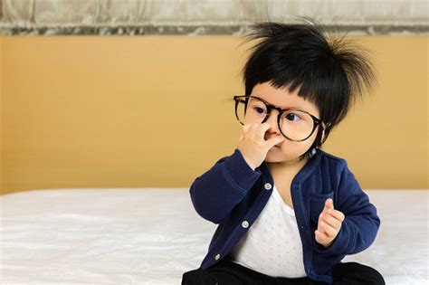 아시아판 리틀 와 함께 있는 여자아이 커요 예약 안전띠를 글라스잔 가정의 방에 대한 스톡 사진 및 기타 이미지 가정의 방 검은색 교육 Istock